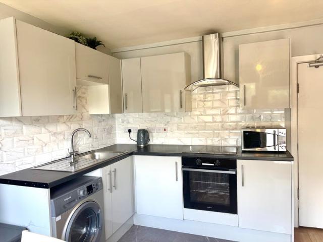 Spacious 3 Bed Home with Study + Gardens