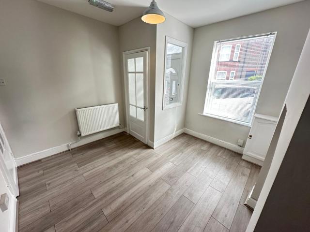 Spacious 3 Bed House in Popular South Luton, Available Now!