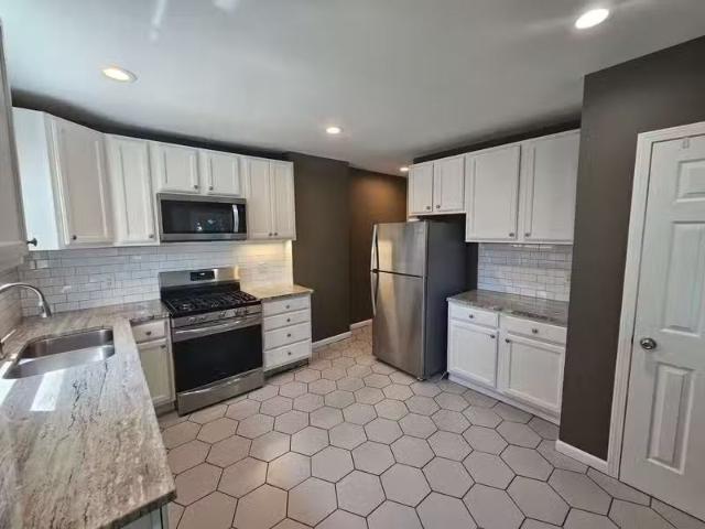 Spacious 3 Bedroom 1 Bathroom Apartment In Grandview Heights.