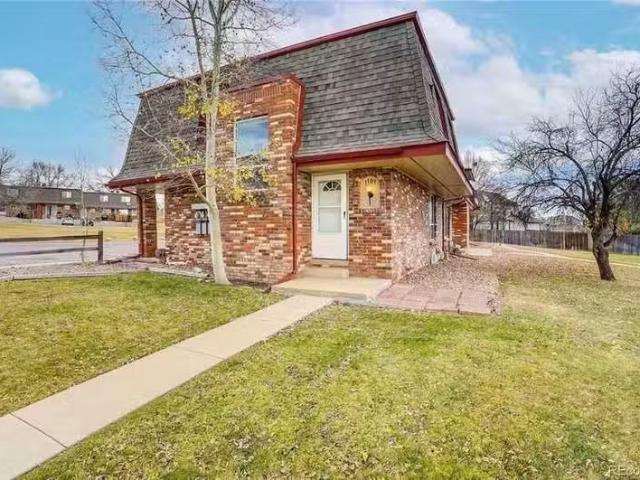 Spacious 3 bedroom, 2.5 Bathroom End Unit Townhome 1109 E 10t.