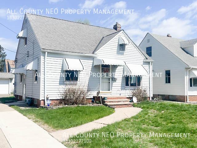 Spacious 3 bedroom, 2 bath Bungalow