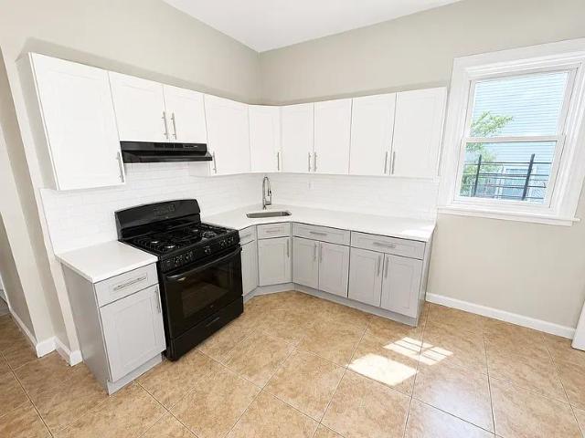 Spacious 3 Bedroom Apartment for Rent in Newark