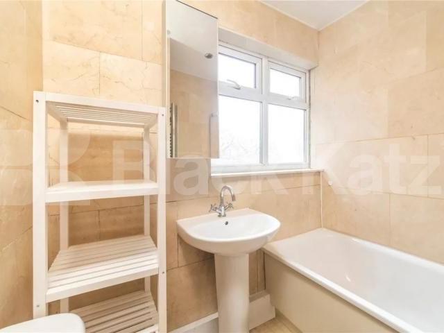 Spacious 3 bedroom garden property located new Archway tube station