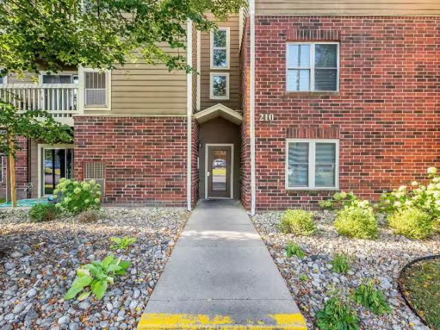 Spacious 3 Bedroom Gem in Park Bloomingdale: Cozy Fireplace &.