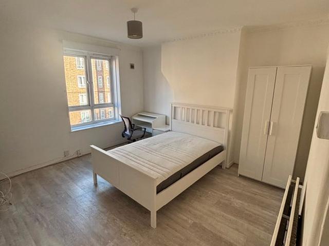 Spacious 3 bedroom flat available