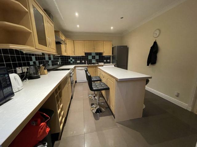 Spacious 3 Bedroom Flat in the West End of Glasgow