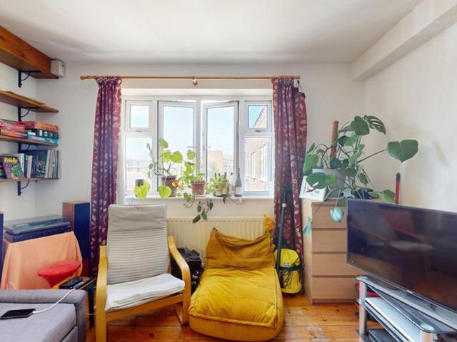 Spacious 3 Bedroom Flat in Stockwell – Zone 2