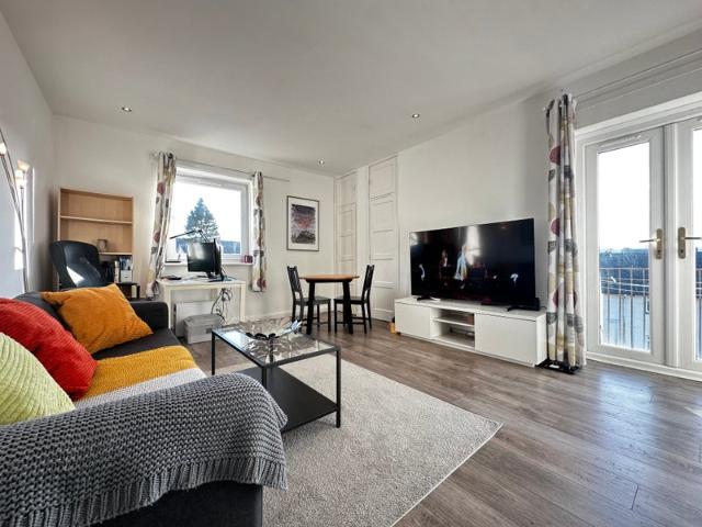 Spacious 3 Bedroom Flat – Next to Royal Infirmary