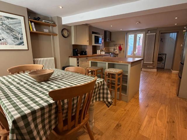 Spacious 3 bedroom house, close to c London