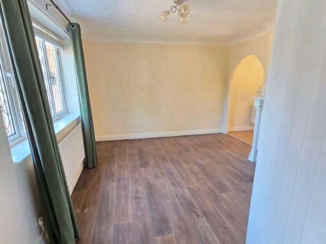 Spacious 3 Bedroom Home with Garden & Drive