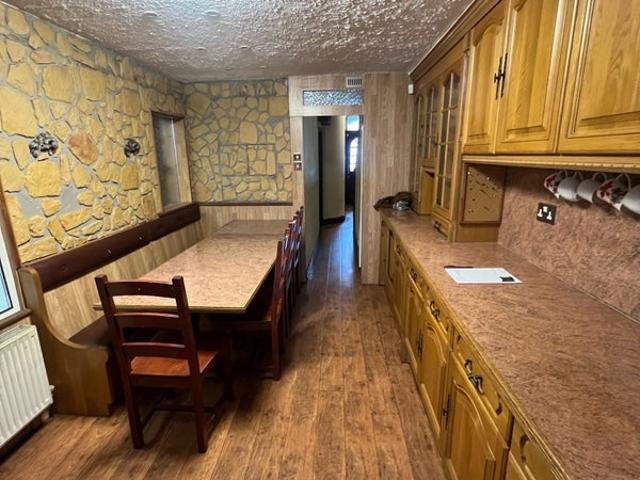 Spacious 3 Bedroom + Huge Living Room !