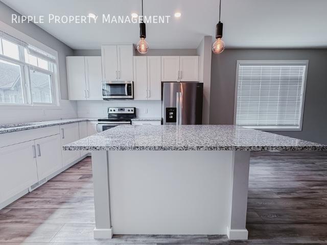 SPACIOUS 3 BEDS, 2.5 BATHS TOWNHOUSE | DOUBLE ATTACHED GARAGE