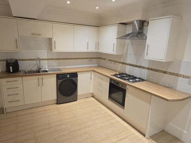 Spacious 3 Double Bedroom, 2 Bathroom Flat