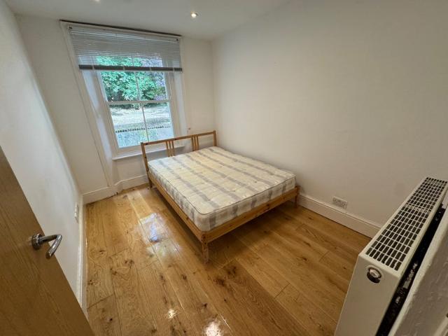 Spacious 3 double beds Roof terrace mins tube