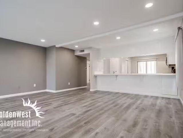 Spacious 3Bdm 2Ba Condo with 1 Car Detached Garage 6357 Ranch.