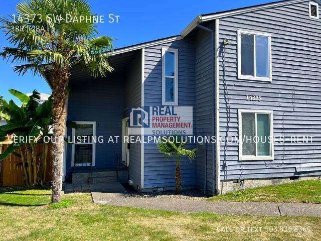 Spacious 3BR/2BA Duplex with Loft, Garage & Fenced Backyard