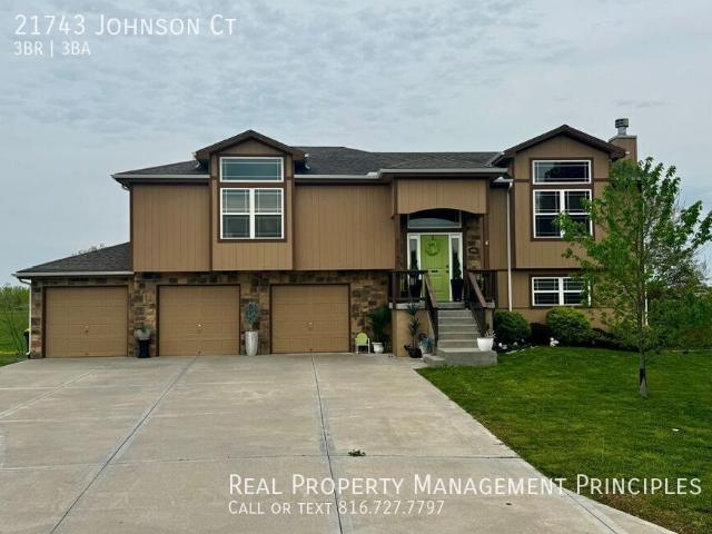 Spacious 3BR/3BA Home in Spring Hill with 3 Car Garage