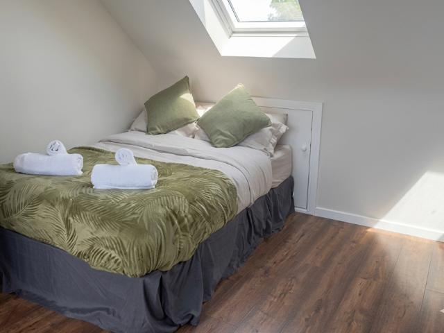 Spacious 3BR Flat Sleeps 7 in Greenford
