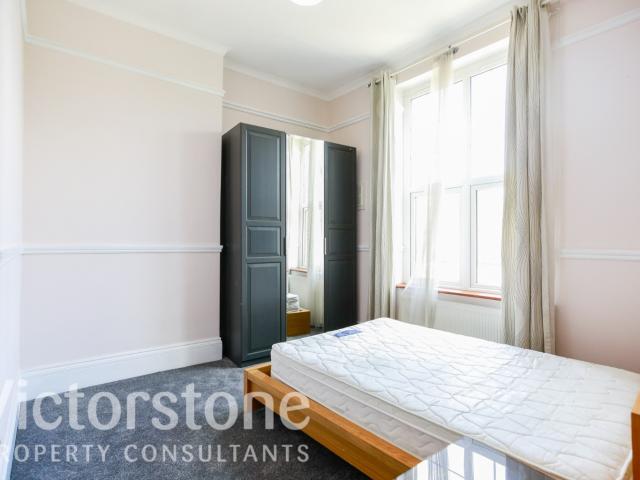 Spacious Three Bed with Private Balcony in Whitechapel, E1 Perfect for Students and Professionals!
