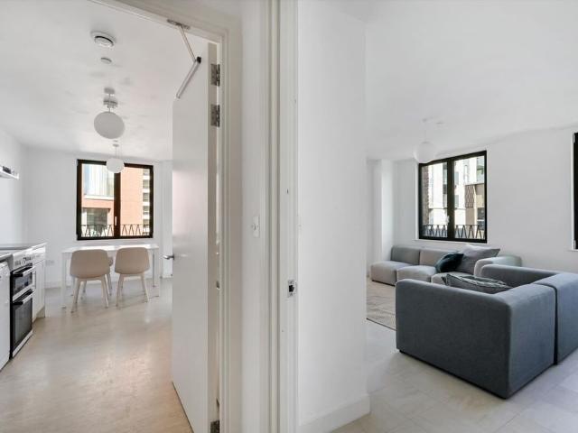 Spacious three bedroom apartment with a private balcony, park side surroundings and excellent access to the amenities of King's Cross