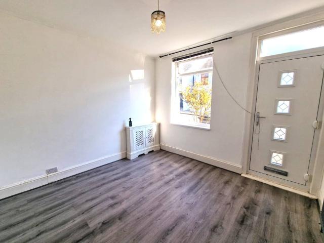 SPACIOUS THREE BEDROOM HOUSE AVAILABLE NOW TO RENT LOCATED ON NORMAN ROAD WITHIN THE BISCOT AREA OF LUOTN