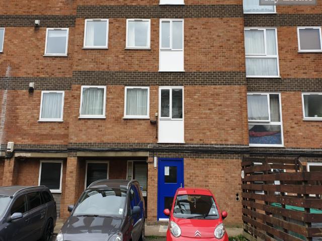 SPACIOUS THREE BEDROOM TOP FLOOR FLAT AVAILABLE TO RENT LOCATED ON BROOK STREET IN LUTON