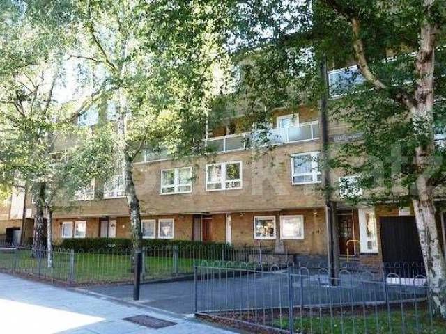 Spacious three double bedroom flat located within easy access to Regents Park