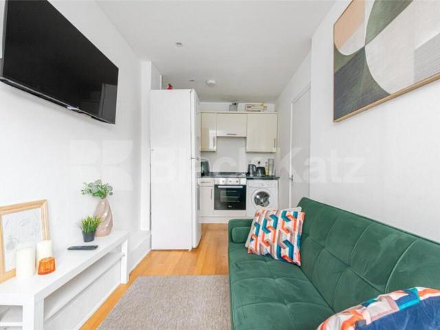Spacious three double bedroom flat set within a period building on Holloway Road