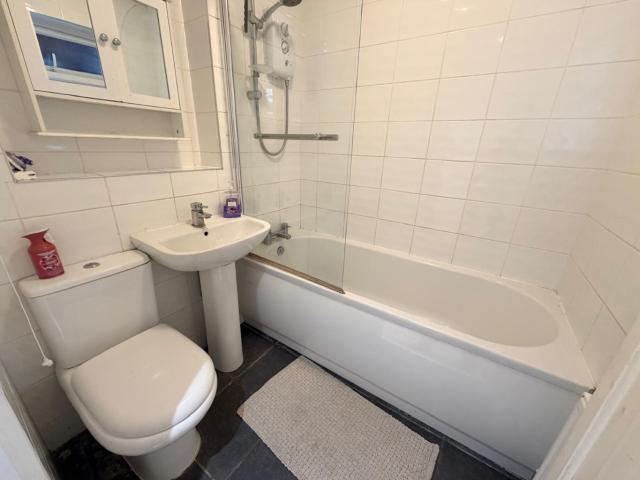 Spacious Top Floor 1 Bed Apartment in Luton Town Centre, Available Now