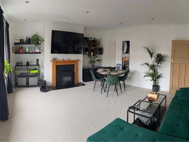 Spacious Top Floor 2 Bed Flat, On Site Parking