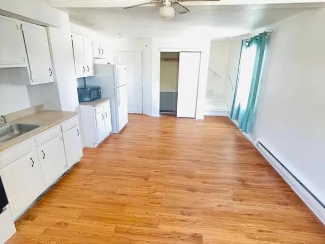 SPACIOUS TOP FLOOR 2 BEDROOM APARTMENT WITH RECENT UPGRADES IN PRIME LOCATION