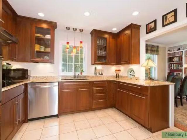Spacious Townhouse in Fantastic Location w/Office! 7 Banbury Ln