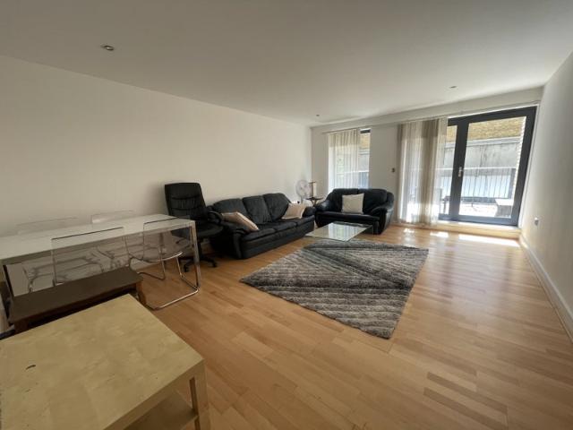 Spacious Two Bed Two Bath Flat and Private Terrace