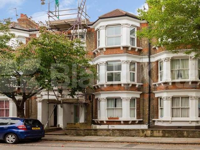 Spacious two bed with patio area in Camden minutes to tube and shops