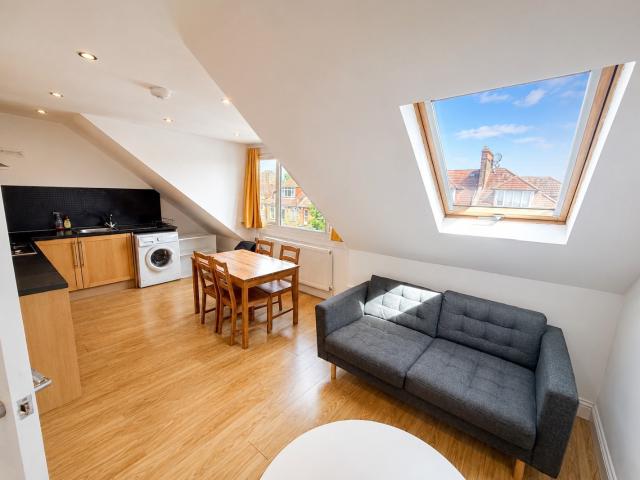 Spacious Two Bedroom Top Floor Flat – Stamford Hill, N16