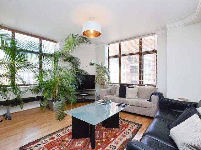 Spacious two bedroom, two bathroom apartment in the heart of the Barbican
