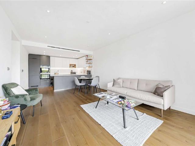 Spacious two bedroom, two bathroom set within a portered block on the third floor with a lift