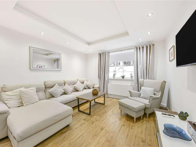 Spacious two bedroom apartment set within a prestigious block opposite Regents Park