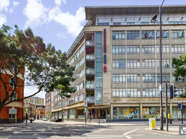 Spacious Two Bedroom Apartment with Concierge and Gym in Prime City Road, EC1V