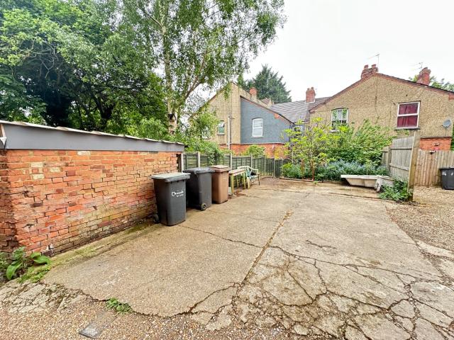 Spacious Two Bedroom Apartment with Garden & Parking, Luton