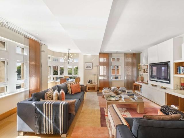 Spacious two bedroom apartment with lift and porter