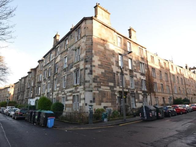 Spacious Two Bedroom Flat Overlooking The Meadows