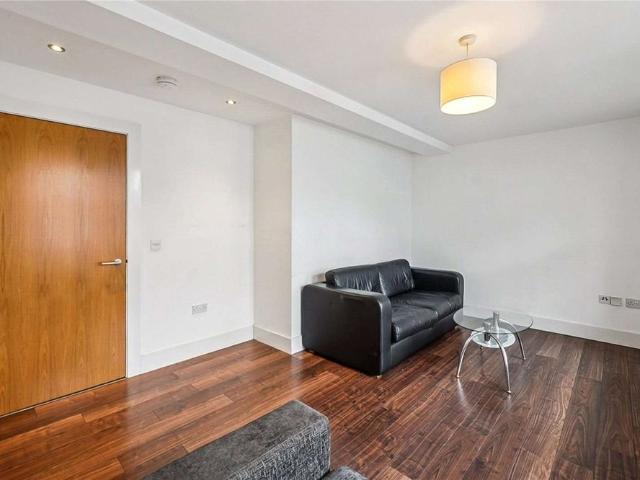 Spacious two bedroom flat ideally situated close to Clapham Junction