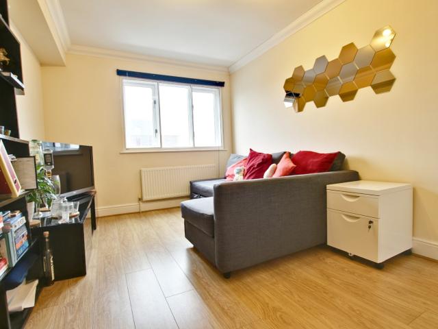 Spacious Two Bedroom Flat in Bromley
