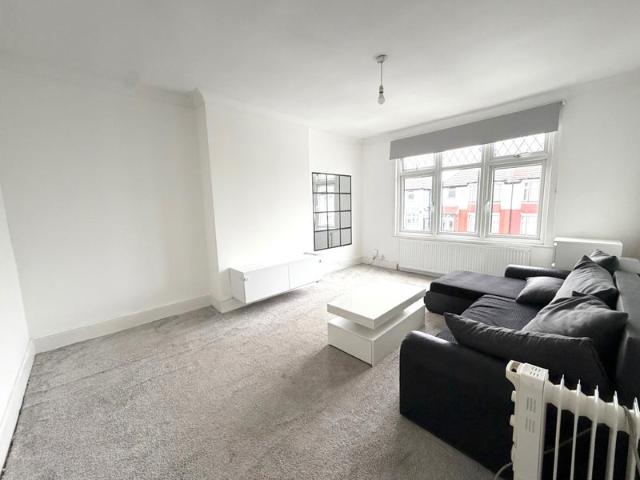 Spacious Two Bedroom Flat to Rent, N13