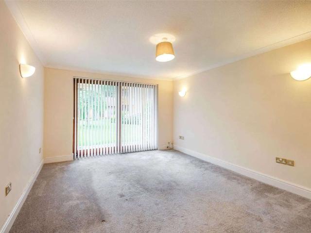Spacious two bedroom ground floor apartment on Brooklands Avenue