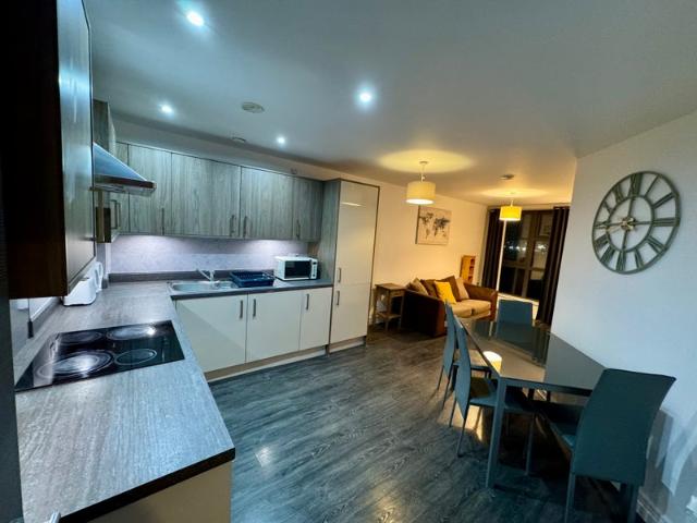 Spacious Two Double Bedroom Flat with parking