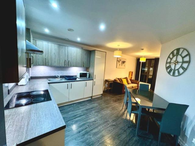 Spacious Two Double Bedroom Flat with parking
