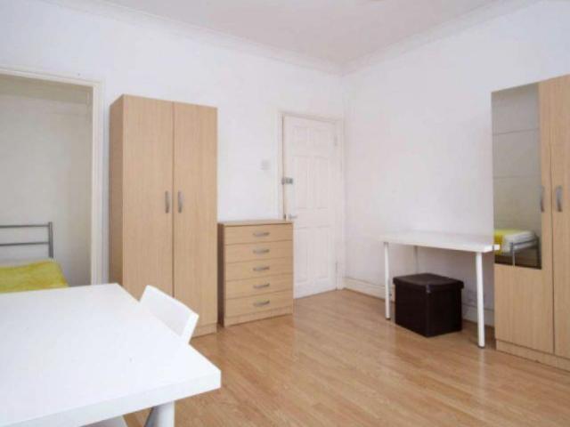 Spacious twin bedroom in 4 bedroom apartment in London Has a Room