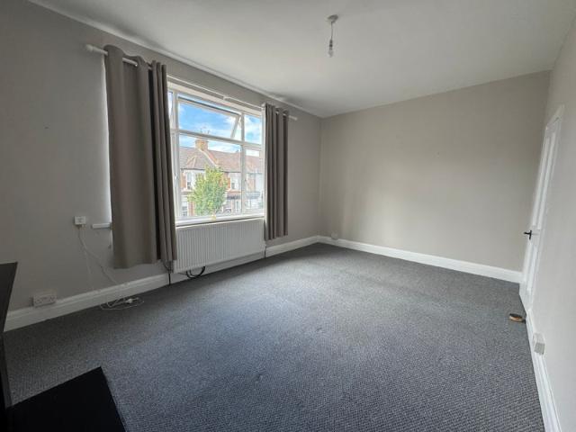 Spacious Unfurnished Private Garden Near Station